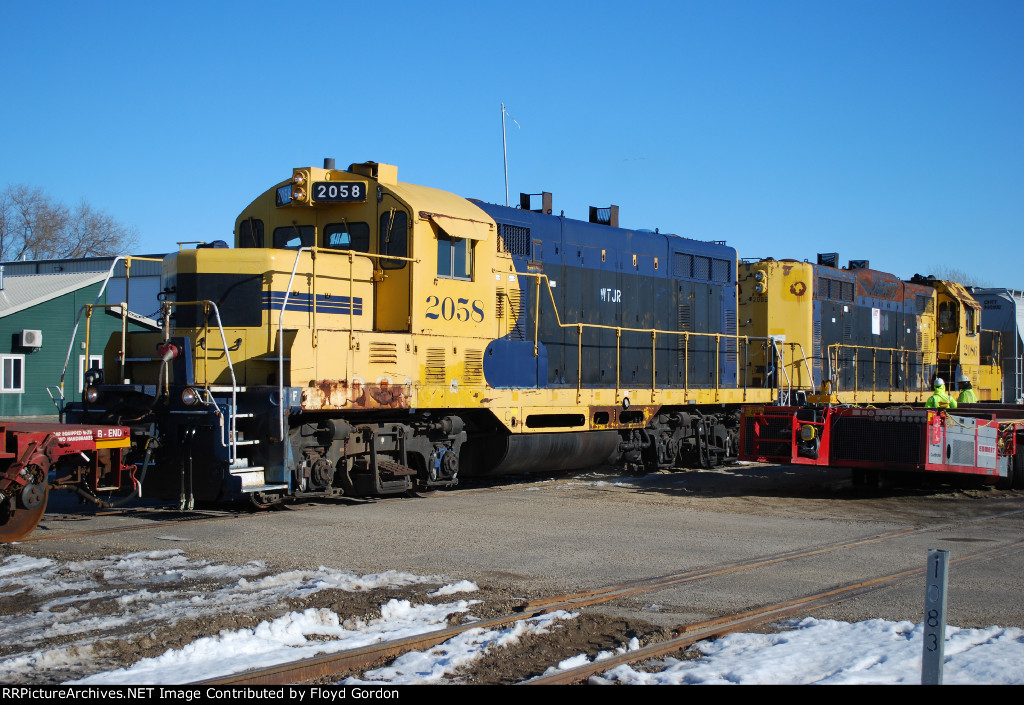 WTJR 2058 switches railcars